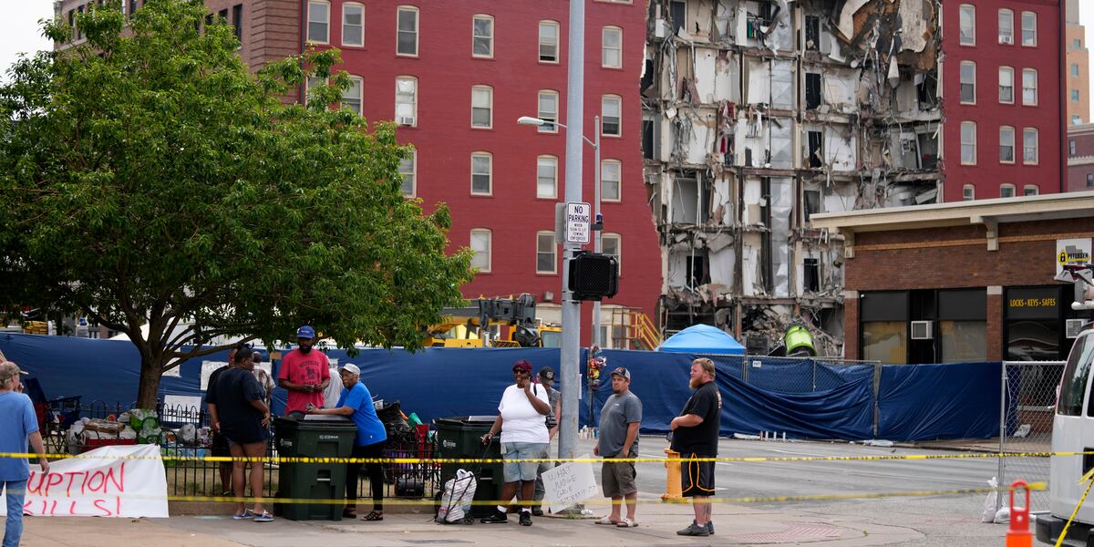 Crews begin demolishing remains of collapsed Iowa building Crews begin demolishing remains of collapsed Iowa building